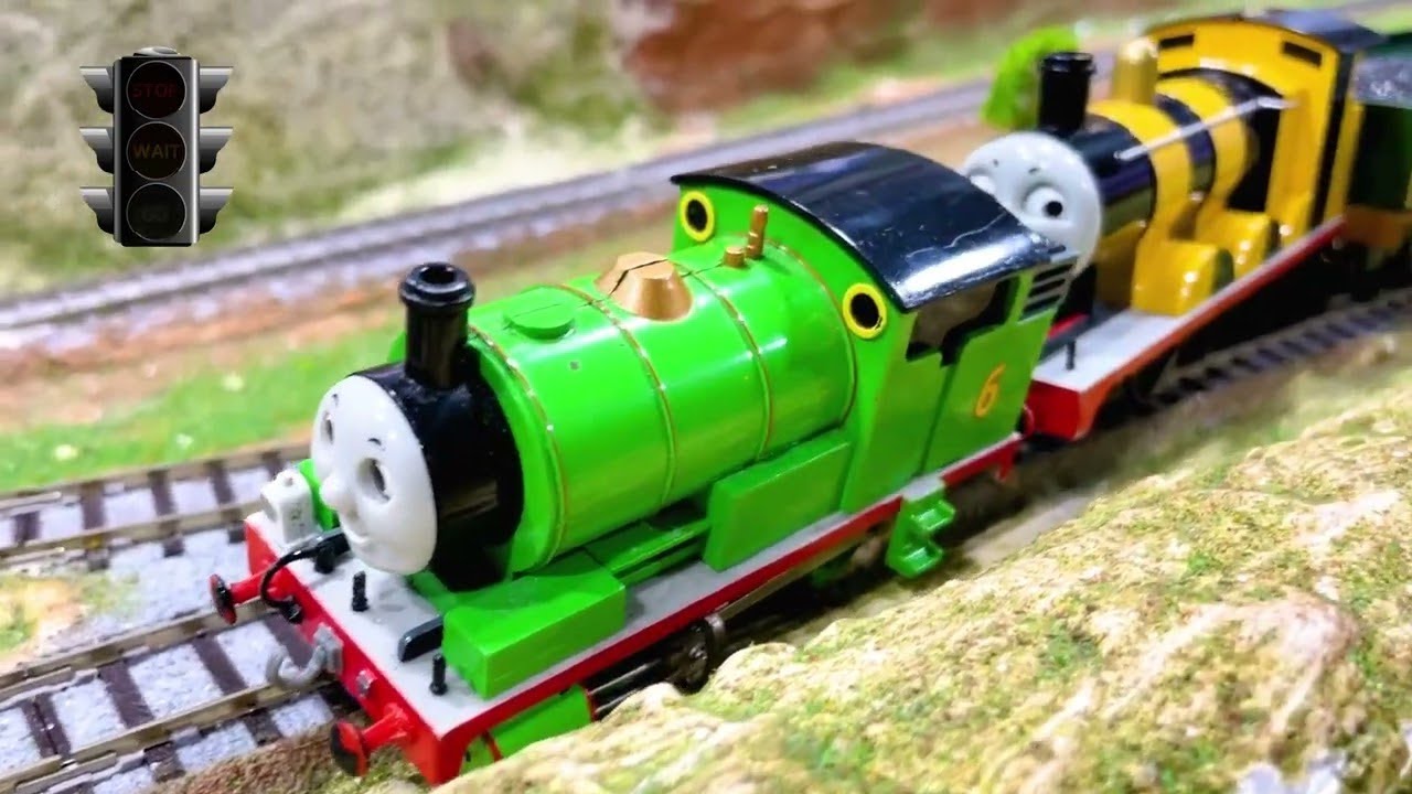 Kereta Api Thomas Dan Bee James Saling Dorong Hingga Anjlok - YouTube