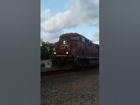 CSX HU/NS!!! CP #8721 leads a very fast SB CPKC G390 out of Singer, Louisiana!!! - YouTube