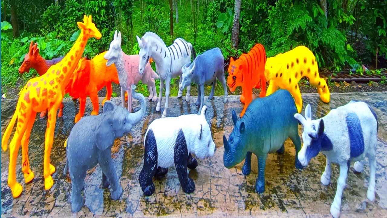 menemukan mainan hewan gajah, panda, jerapa, sapi, zebra, badak, singa ...