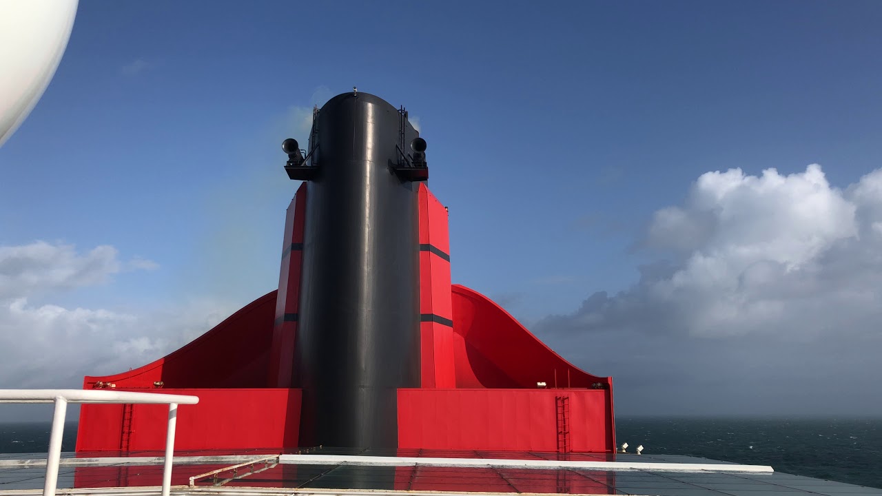 Queen Mary 2: noon horn test - YouTube