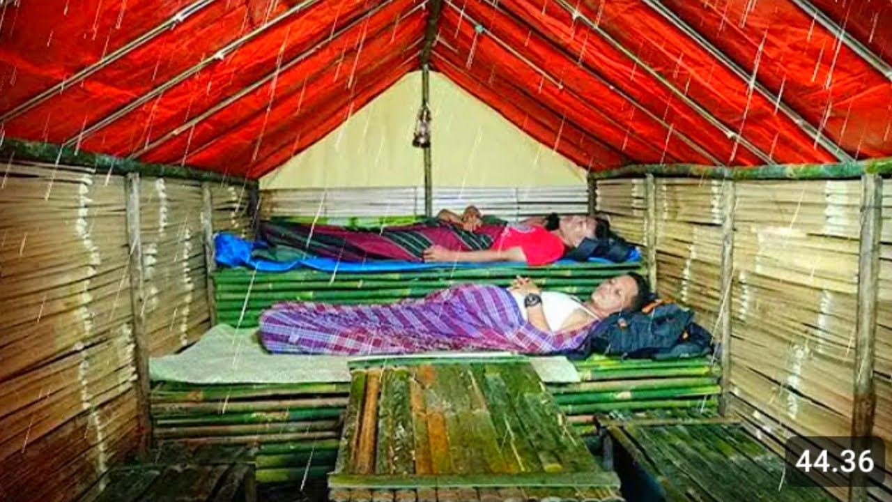 Camping hujan deras bertubi-tubi menghantam shelter bambu tidur nyenyak ...