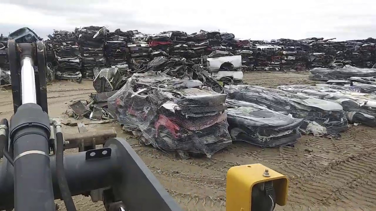 Loading Out a Massive Stack of Crushed Cars 😄👍 - YouTube