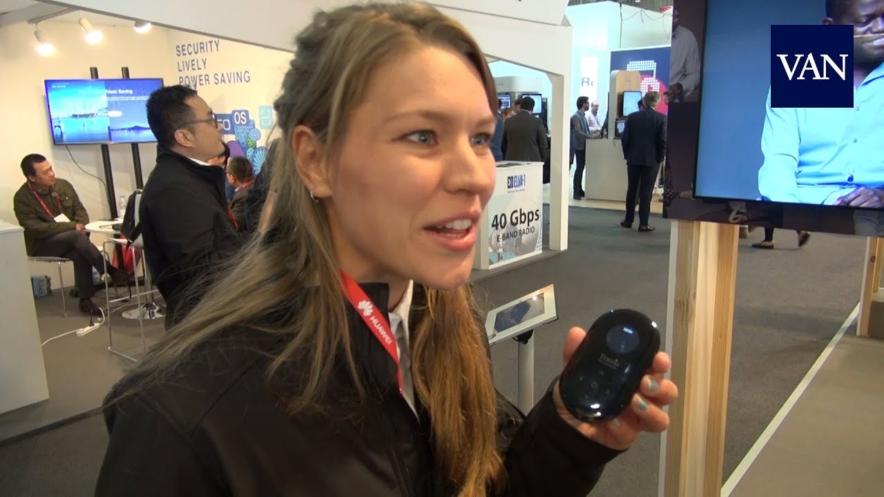 Dos sistemas de traductores simultáneos | MWC 2018 - YouTube