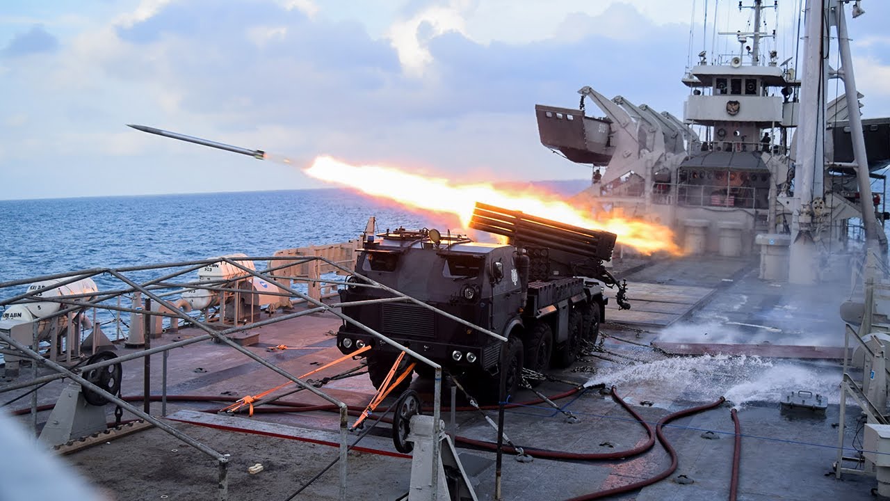 Dasyatnya, Tembakan Roket Multilaras Marinir di atas Kapal Perang ...