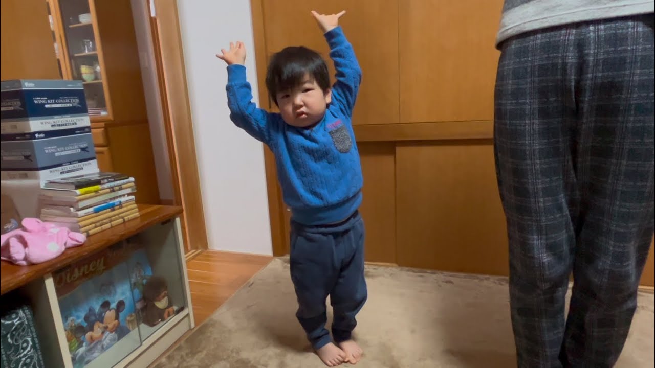【3歳4ヶ月】実家でヨガをやるりっくん 3 years and 4 months old.Rikkun doing yoga at his ...