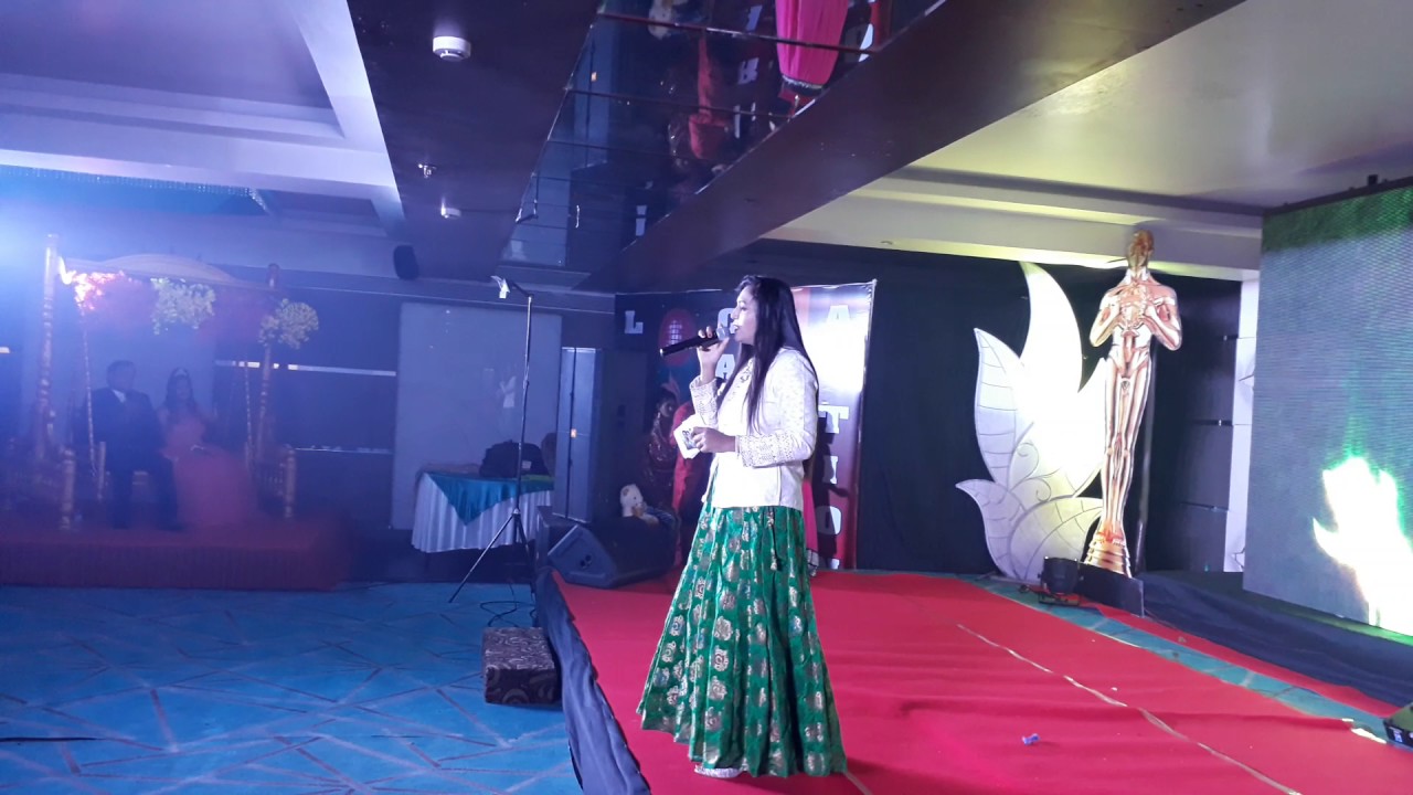 Anchor Neha Raut announcing boys dance performance on Apsara aali song ...