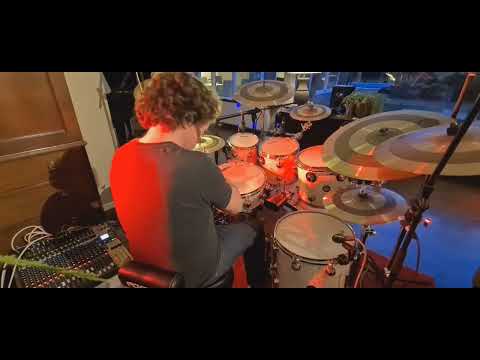 Drumming along the groovy r&b grooves on the Fantasia track 'when I see ...