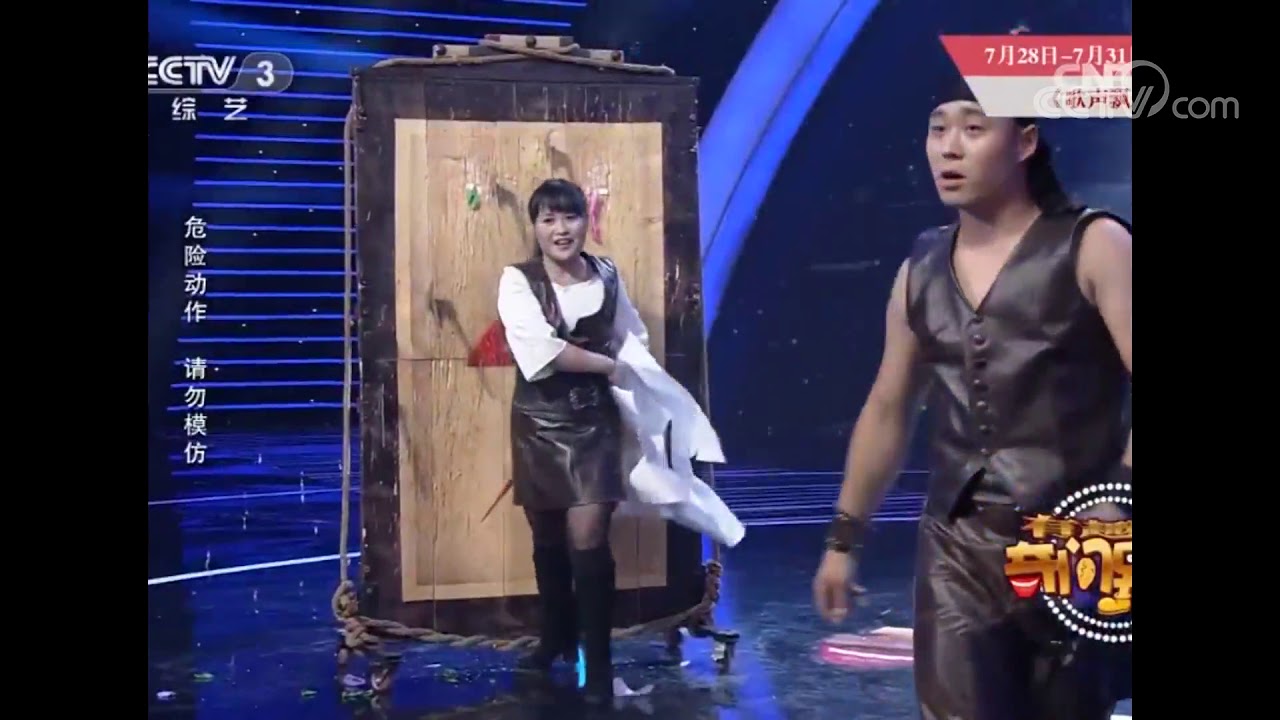 Wife dodging flying axes from husband - YouTube