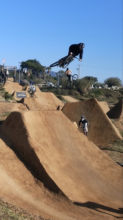 La Poma Bikepark Dirt Jump Paradise 🤩🤩 - YouTube