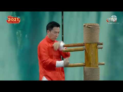 Ngô Kinh cùng với Chung Tử Đơn múa võ trên sân khấu cực đẹp mắt😍