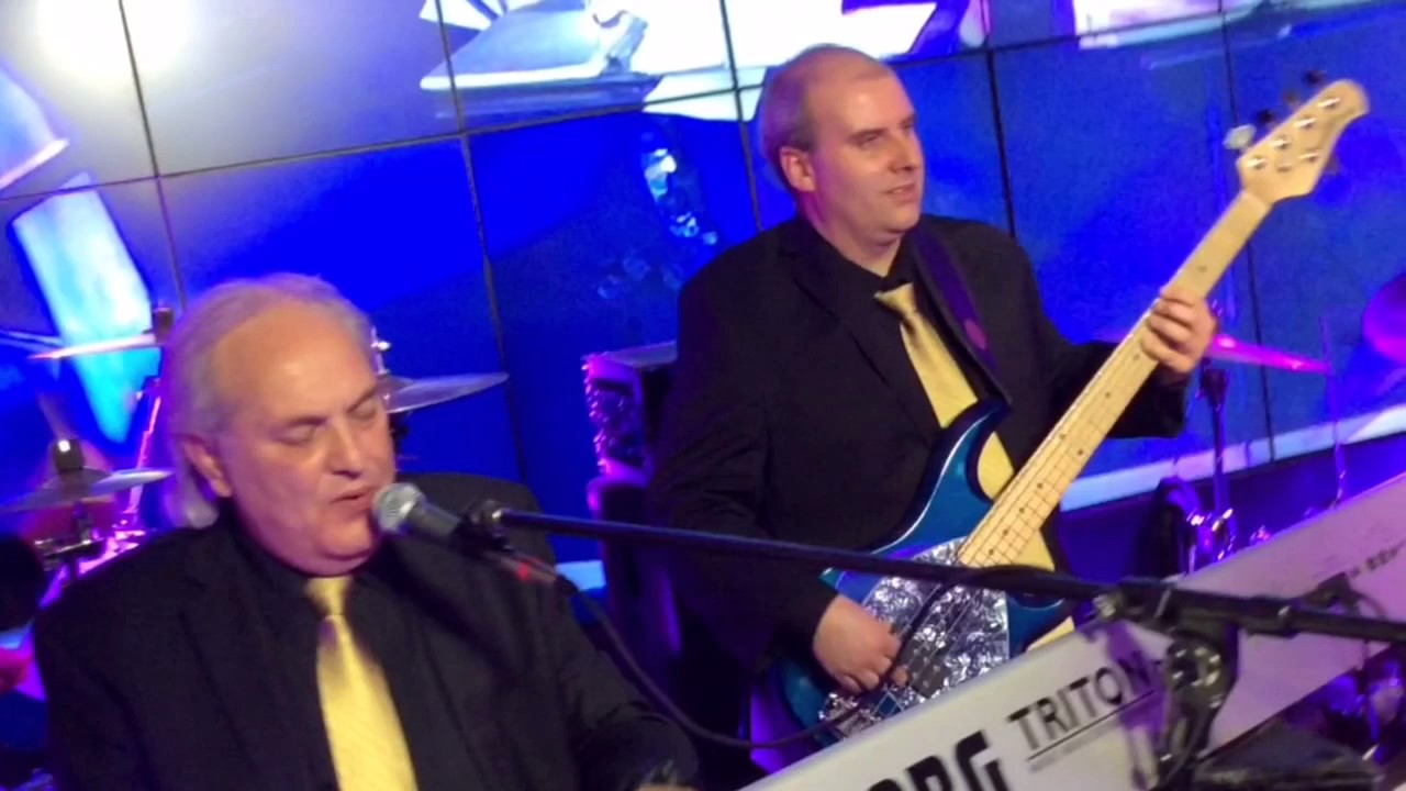Showmen Montreal Band - YouTube