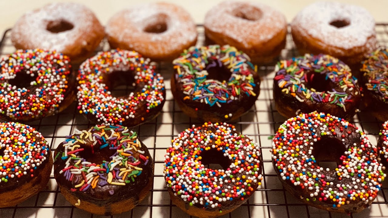 Cách làm BÁNH DONUT THƠM SOCOLA / how to make chocolate donuts | Tomu ...