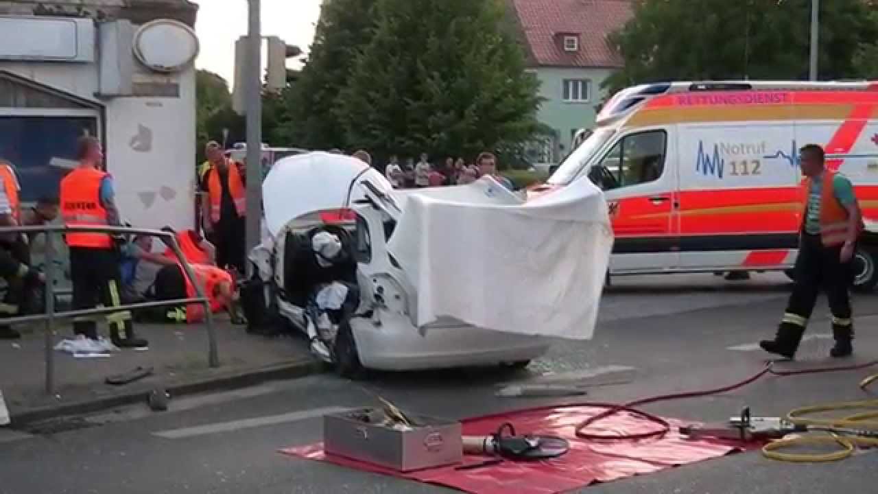Schwerer Unfall in Ducherow - Gaffer behindern Rettungskräfte - YouTube