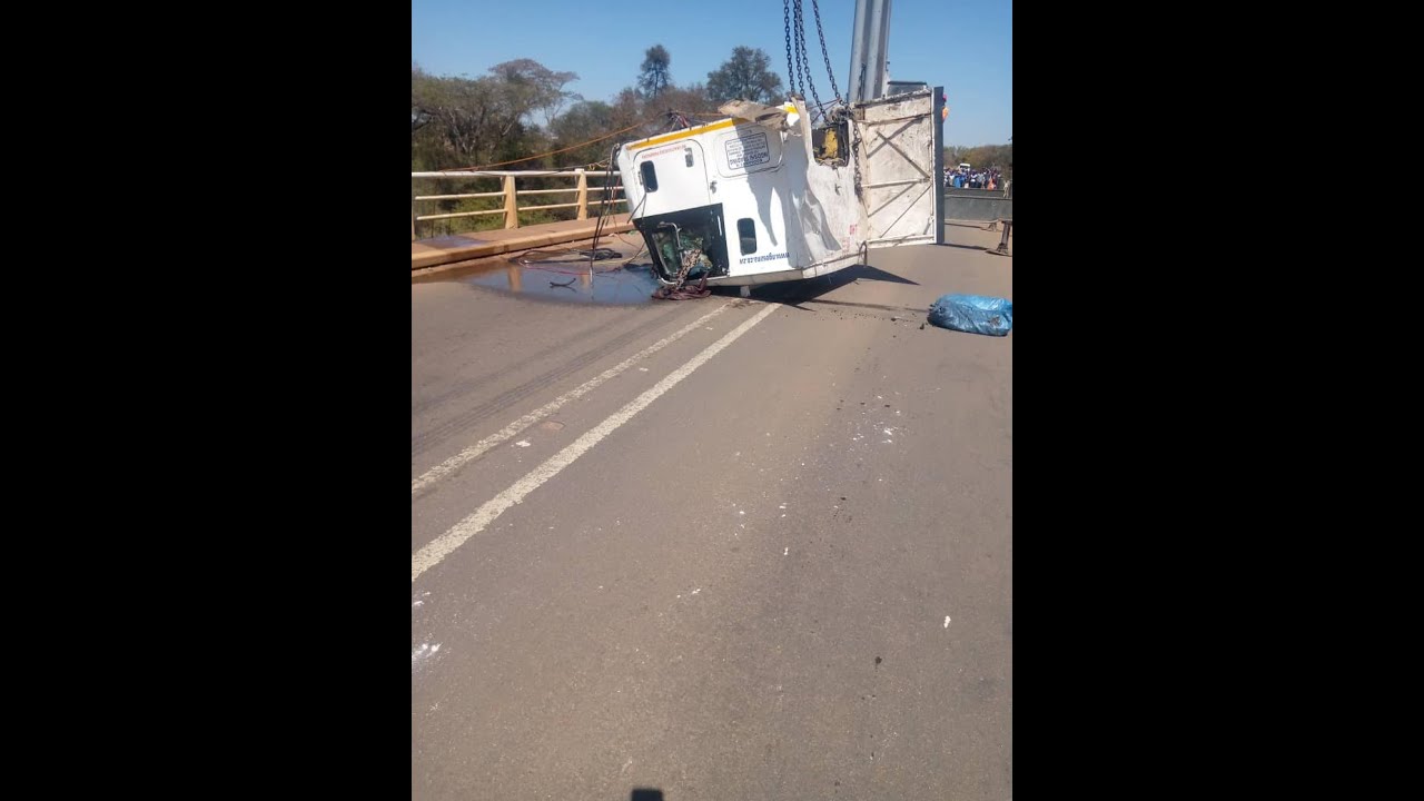 WATCH| Truck Plunges Into Mupfure River, Five people drowned - YouTube