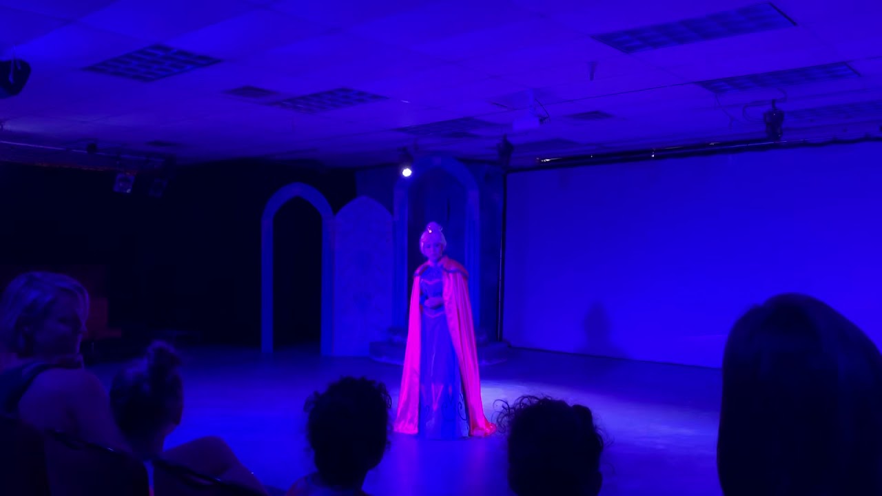 Frozen Jr- let it go - YouTube