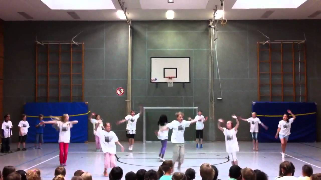 Abschlusstanz der Kids aus der 4b der Baedekerschule in Witten 2012 ...