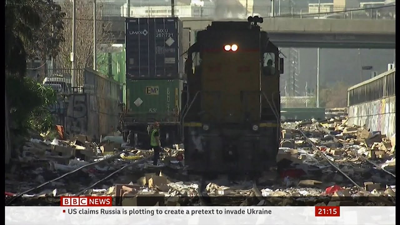 Thieves stealing from cargo containers on LA trains (USA) - BBC News ...