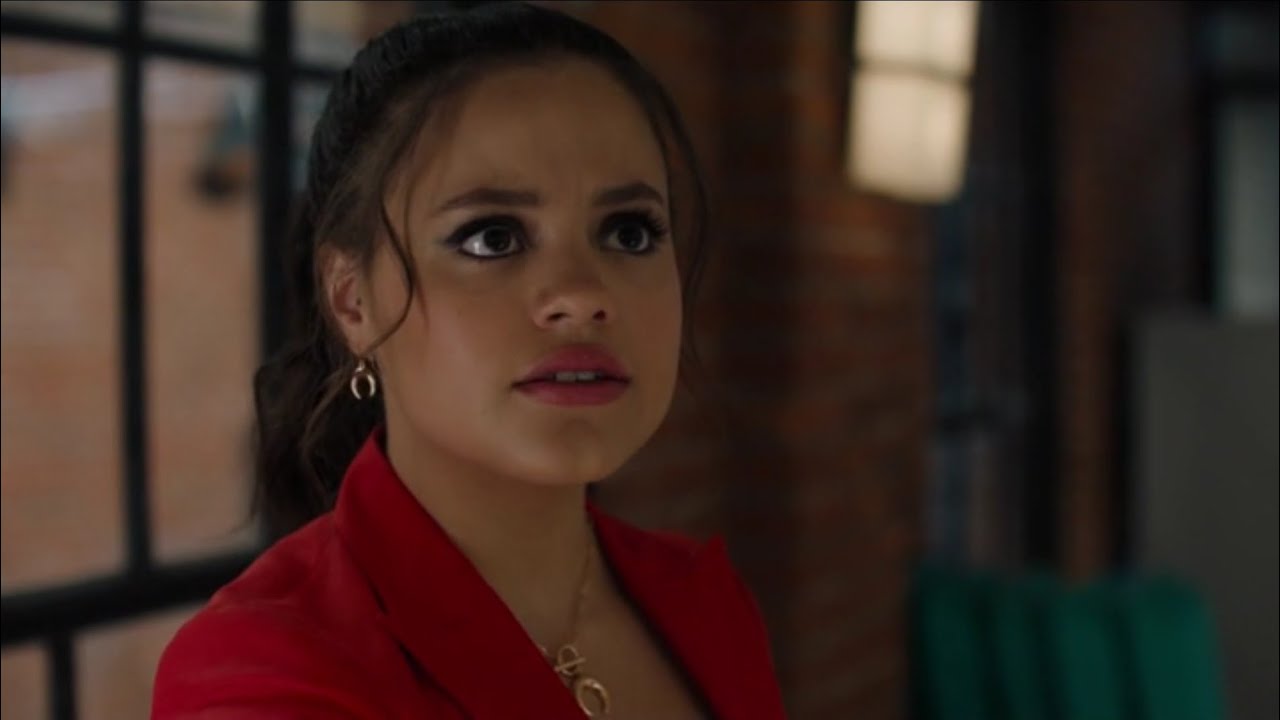 Charmed Reboot 2x04 - Maggie's power of foresight - YouTube