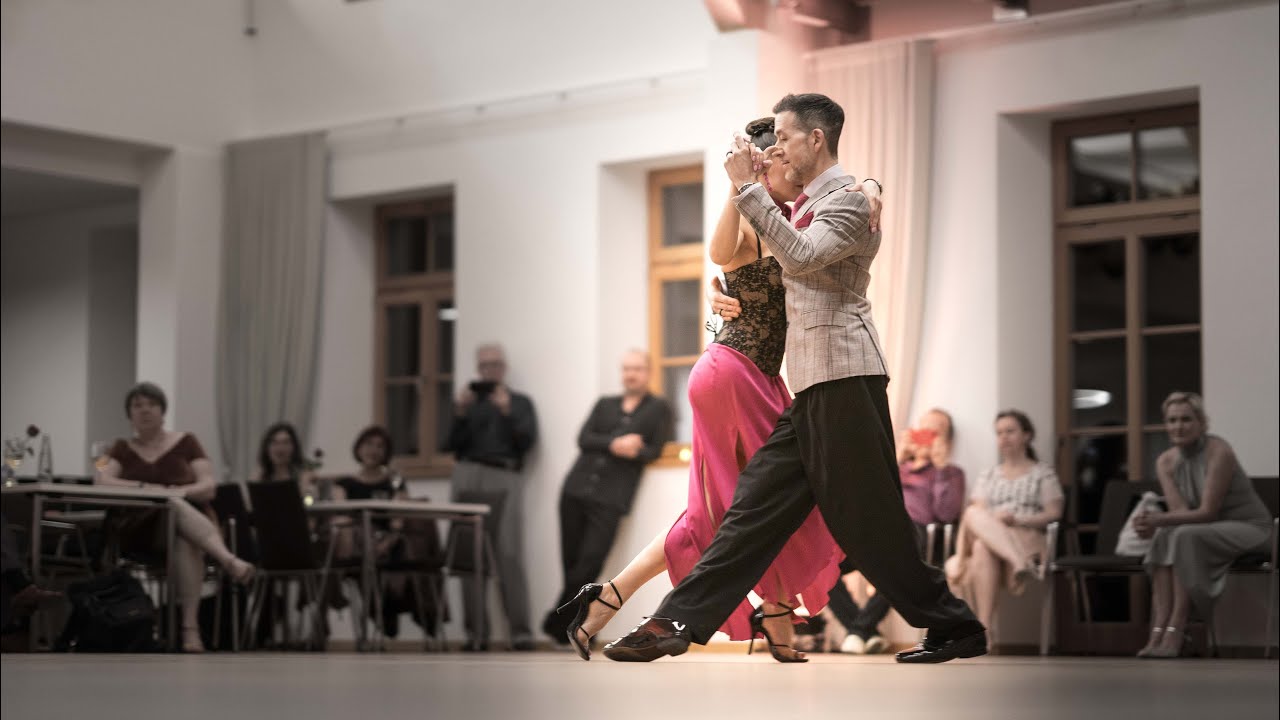 El GATO & LAMBO dancing 'Farabute' by Juan D’Arienzo - YouTube