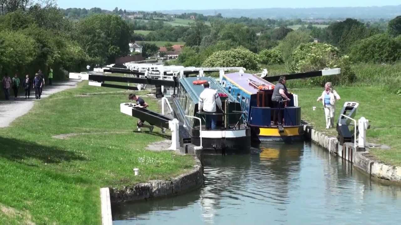 Caen Hill Locks on the Kennet and Avon Canal near Devizes - YouTube