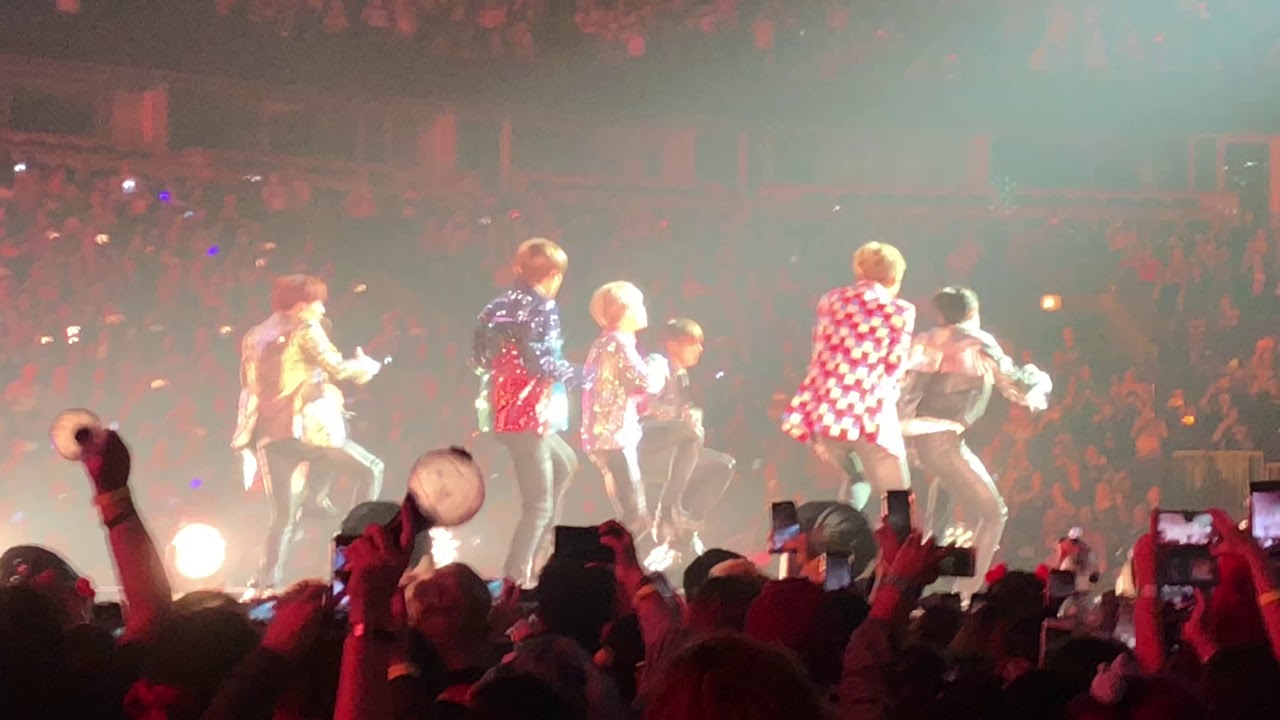 BTS - DNA [Live] - YouTube