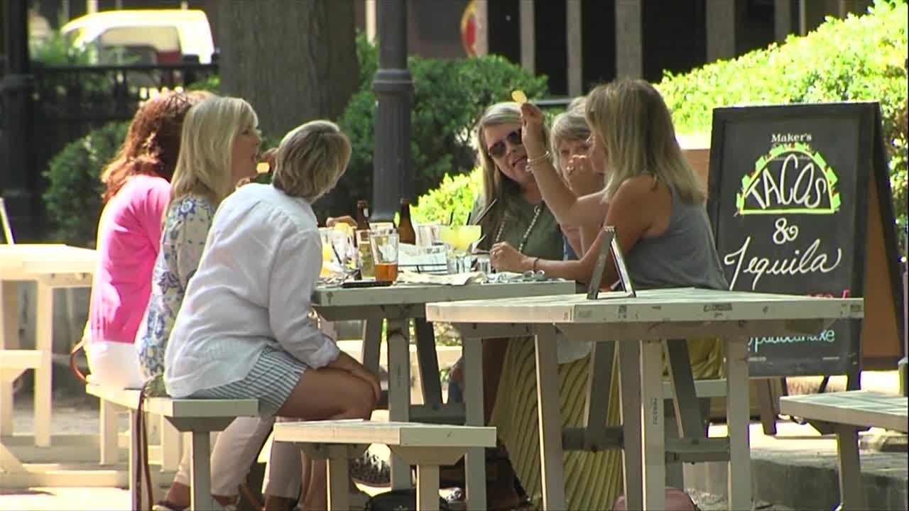 Kentucky restaurants reopen dining rooms under Phase II - YouTube
