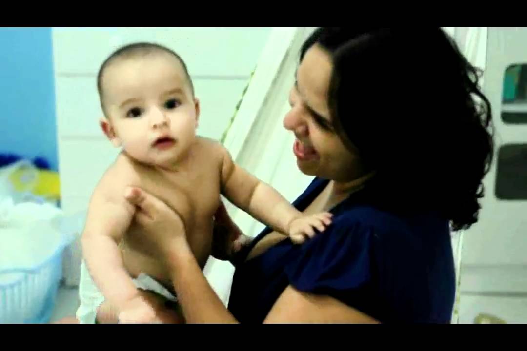 Davi risadas, pulos e tirando fralda do rosto da mamãe.avi - YouTube