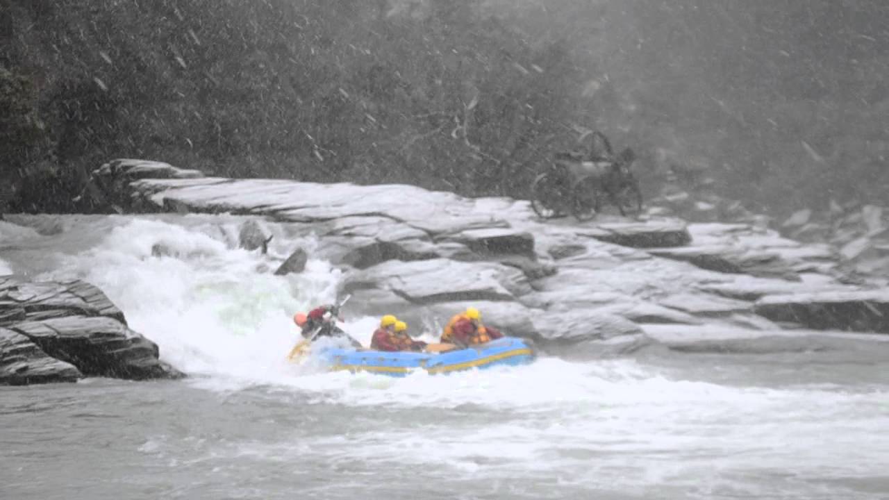 Winter white water rafting on the Shotover River, Queenstown Rafting ...