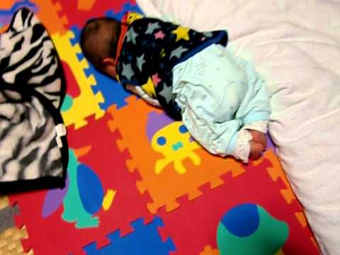Fat Baby Learns To Roll Over／胖宝宝学返身 - YouTube