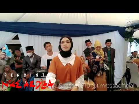 Iringan sederhana pun Ressa tetap konsisten menyanyikan lagu \