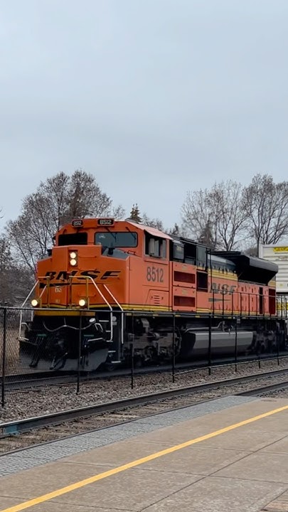 BNSF SD70ACE leads a Z train! - YouTube