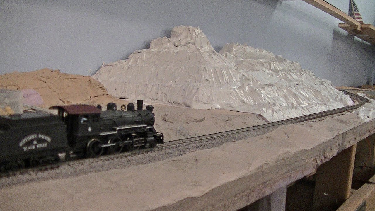 Building an N-scale butte with sheetrock "mud" on the Northern Pacific ...