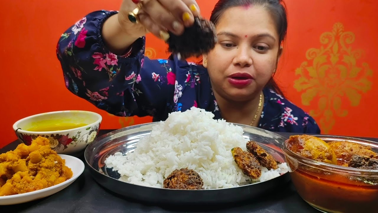 Eating Rice With Tok Dal, Aluposto,Badhakopir Bora,And Fulkopi Diye ...