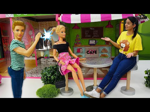 Puppen Video auf Deutsch. Barbie im Café. Spielspaß mit Valeria