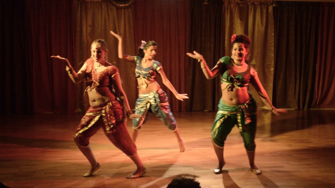 Chammak Challo | Bollywood dance at Hafla Layali in Sweden, 2013 - YouTube