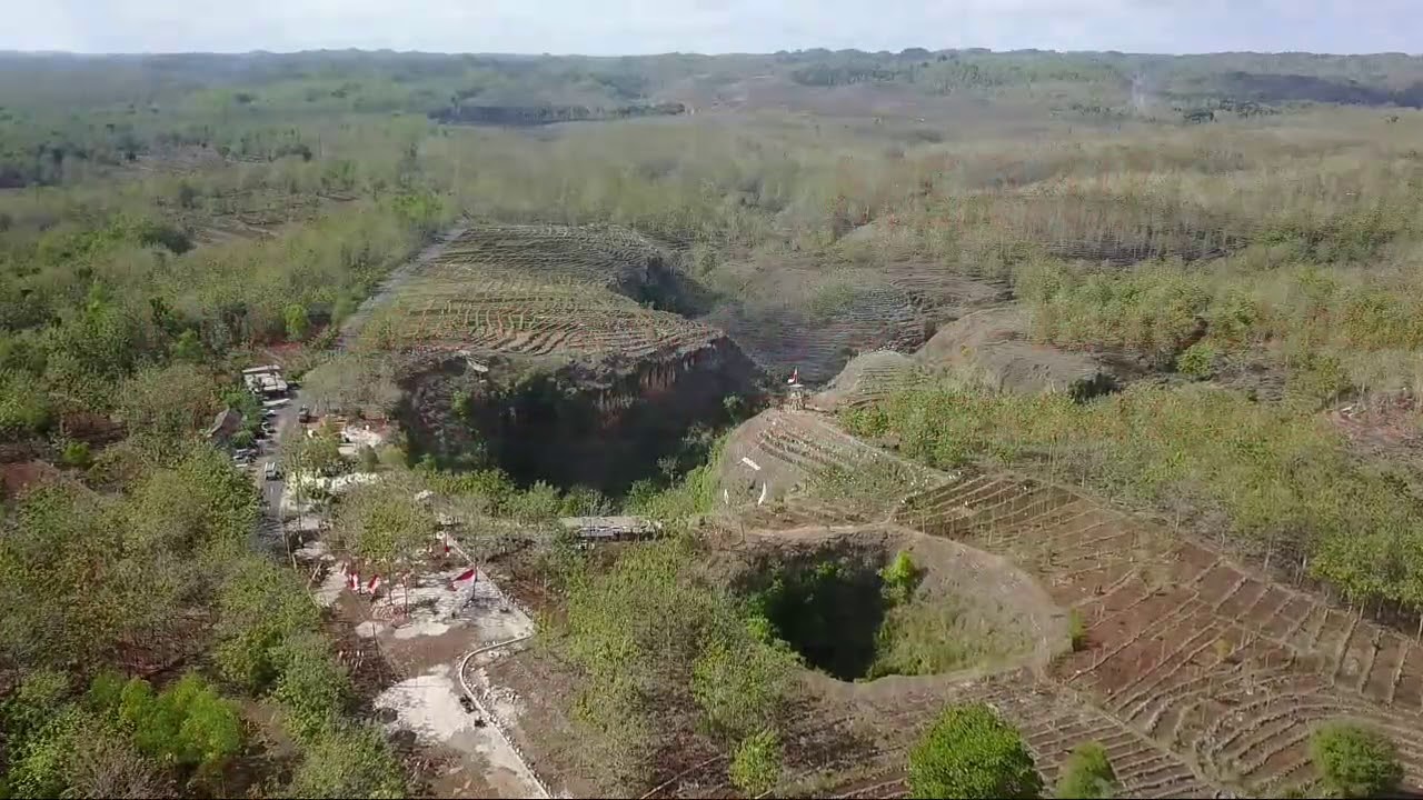 1000 bendera di Gua Ngingrong - YouTube
