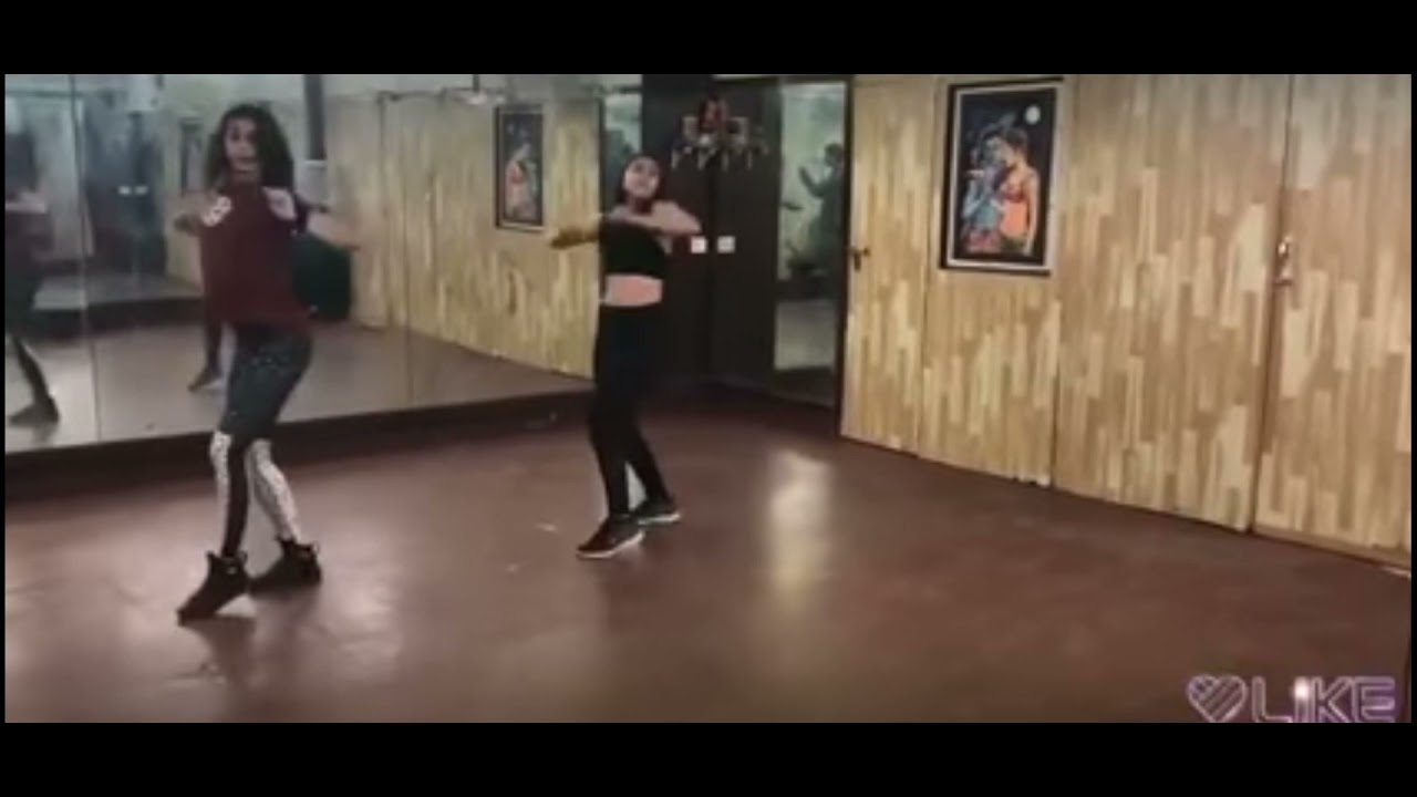 reem Shaikh dance on kamariya song - YouTube