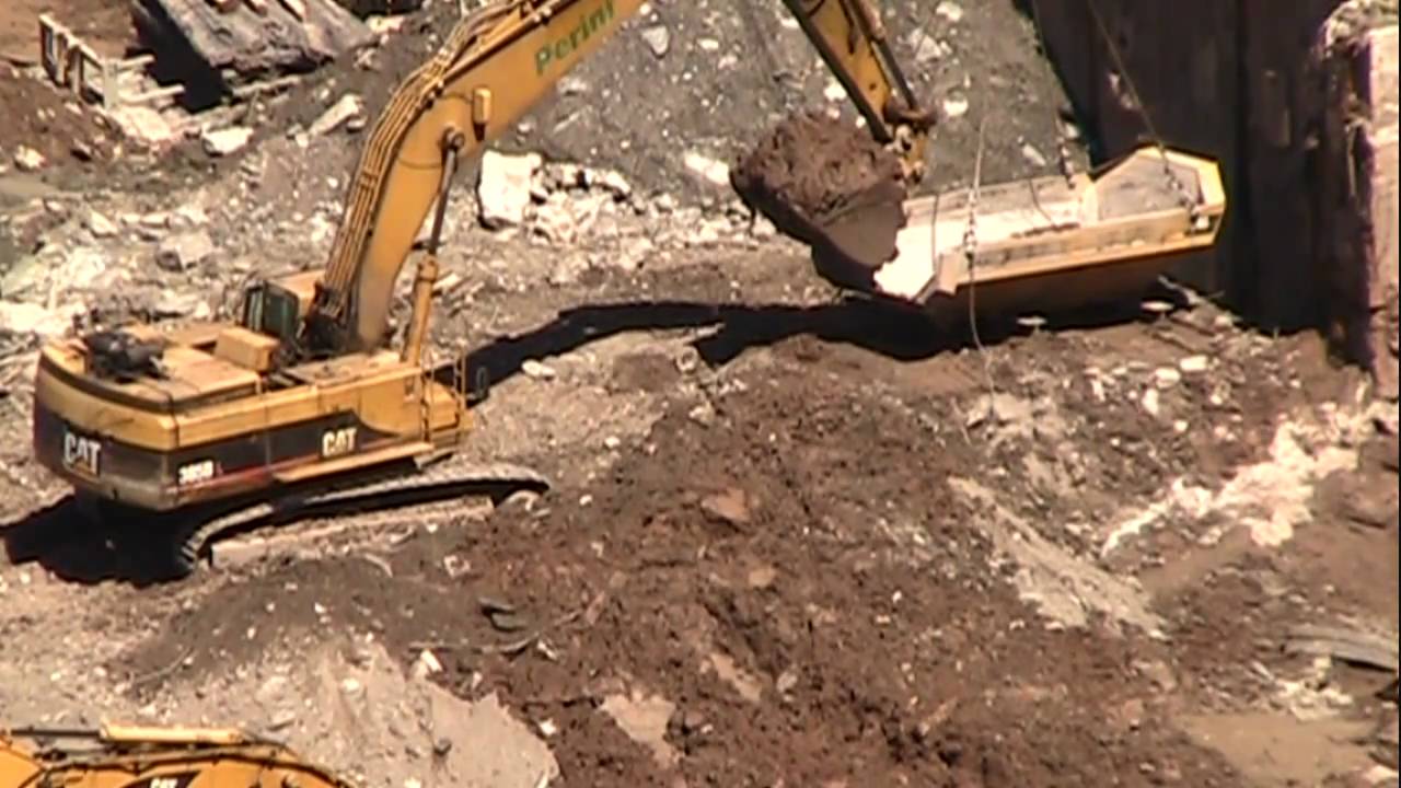 CAT 385BL excavator loading 40 ton ADT bed - YouTube