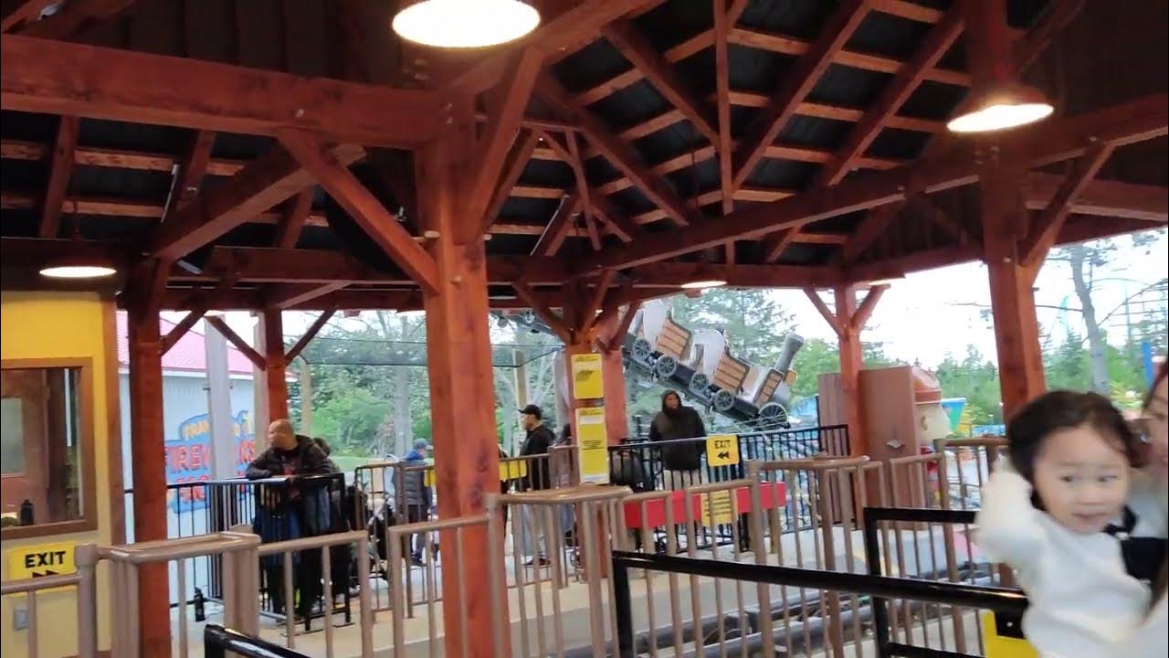 Toronto - Canada's Wonderland - Snoopy's Racing Railway - YouTube