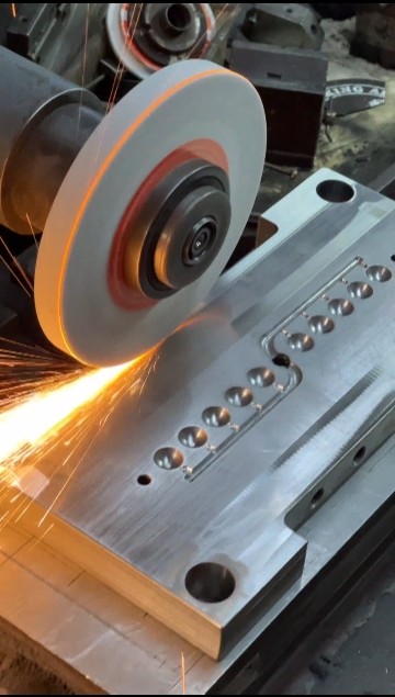 Awesome close up video of surface grinding machine - YouTube