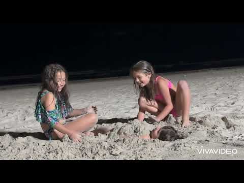 Brincando de se enterrar na areia