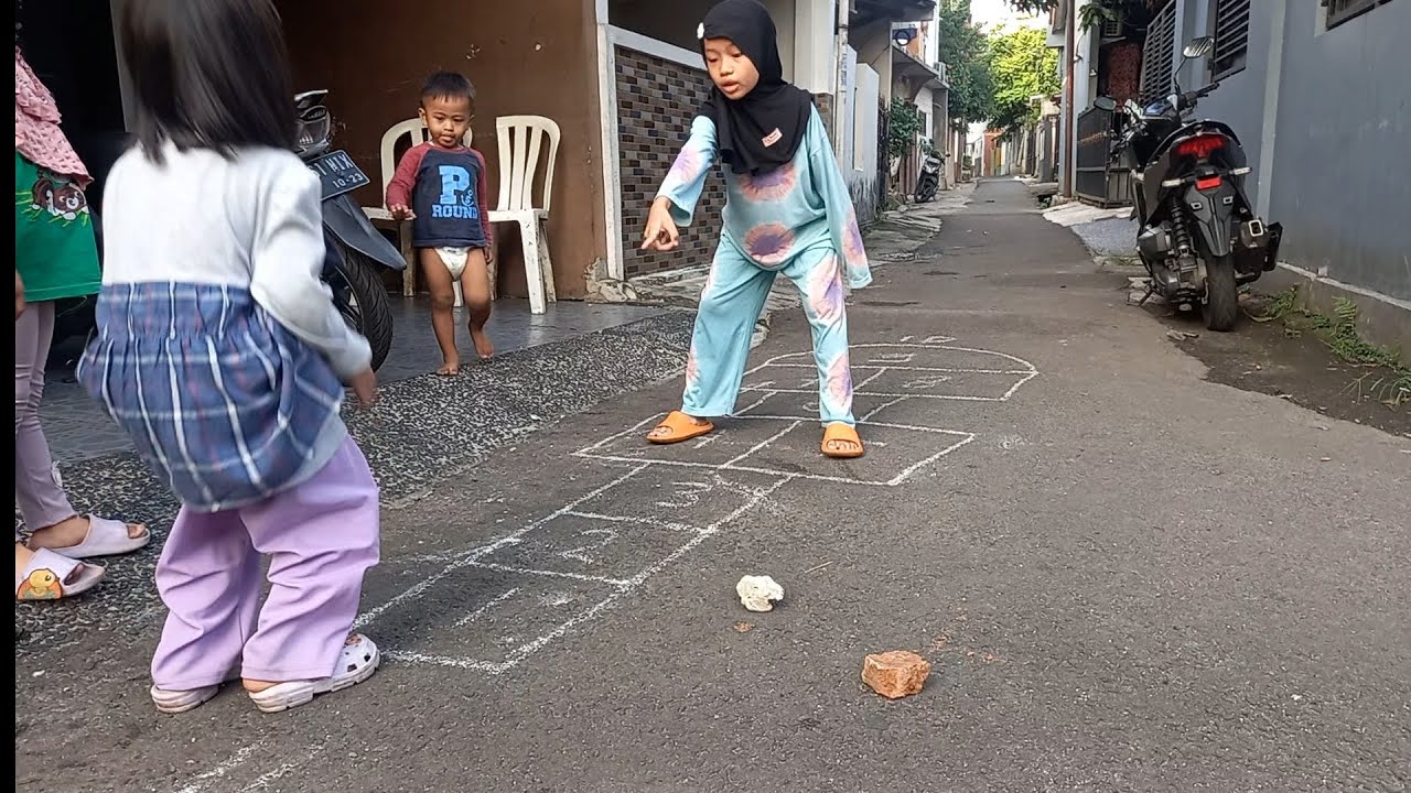 main taplak loncat bareng temanku #video #maintaplak - YouTube