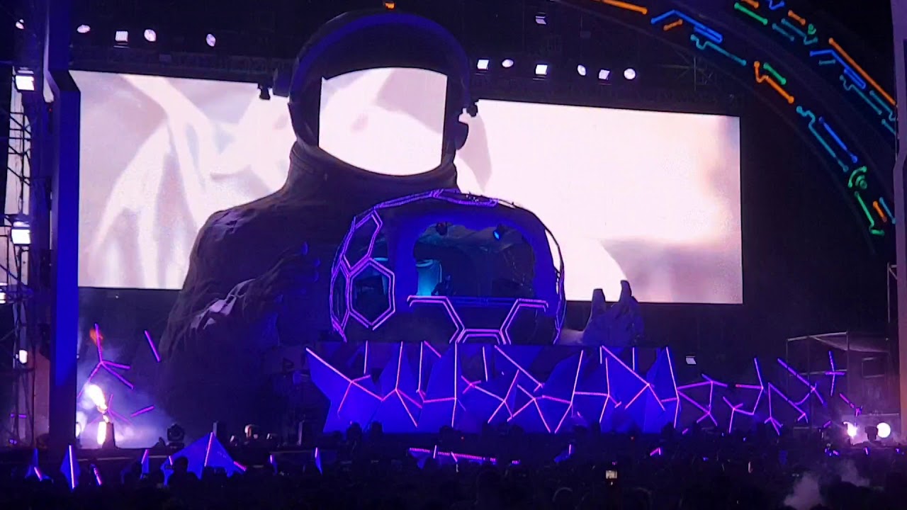 Alan Walker Live Performance at #sgf2018 - YouTube