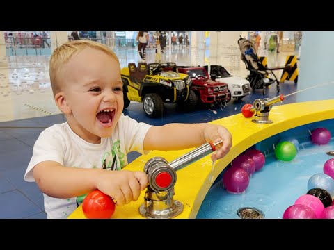 Chris bermain di pusat permainan untuk anak-anak