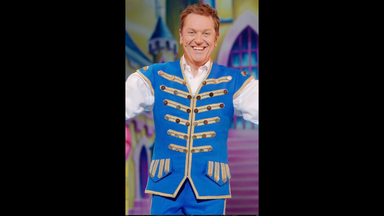 Brian Conley as Buttons in Plymouth Jan 2020 - YouTube