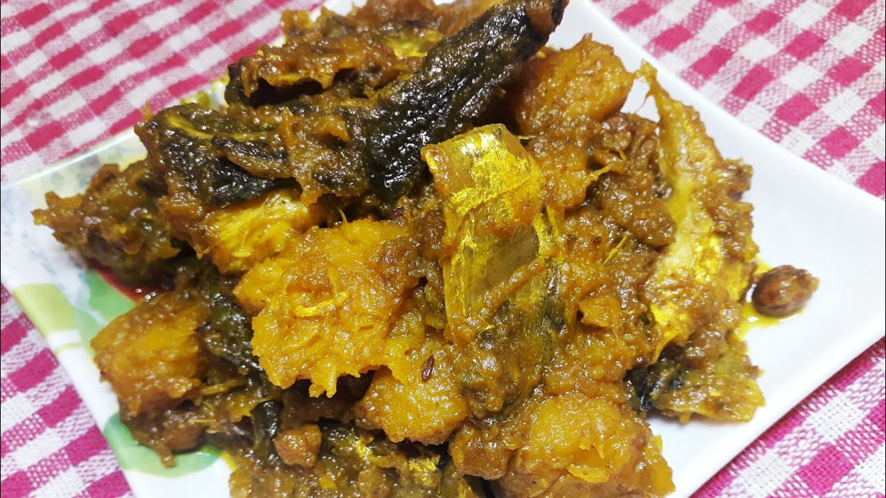 Ilish macher matha diye erom tasty kumro ghonto ekbar banale ek thala ...