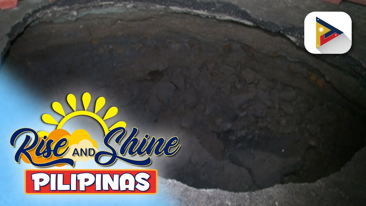 Tubig sa malaking butas na nadiskubre sa bahagi ng Sales Road sa Pasay ...