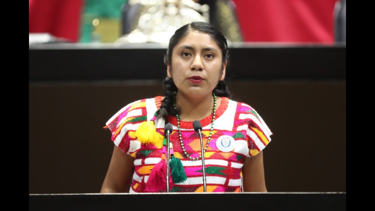 Lizzeth Pérez Reyes, hablante de la lengua Mixteco, dirige un mensaje ...