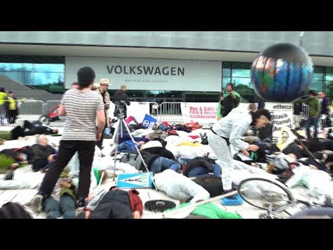 "VW tötet": Protest bei Hauptversammlung in Berlin - YouTube
