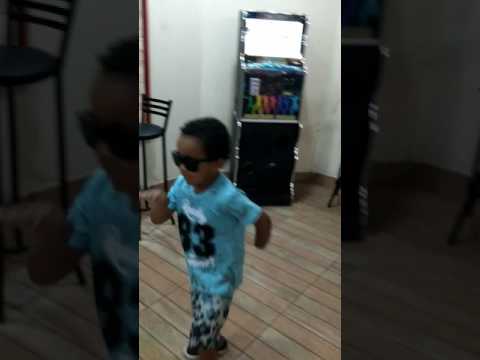 Menino de cinco anos dançando funk